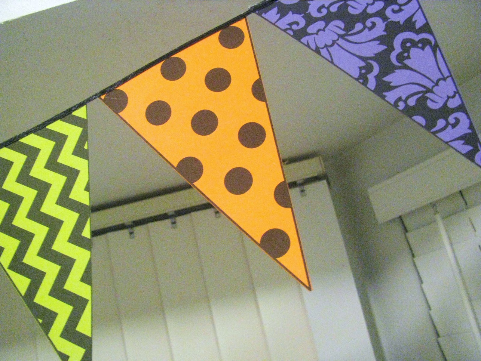 Yellow Mums: Freebie Friday: B&W Halloween Banner