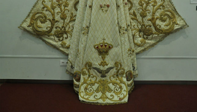 El antiguo manto blanco de la Esperanza de la Trinidad