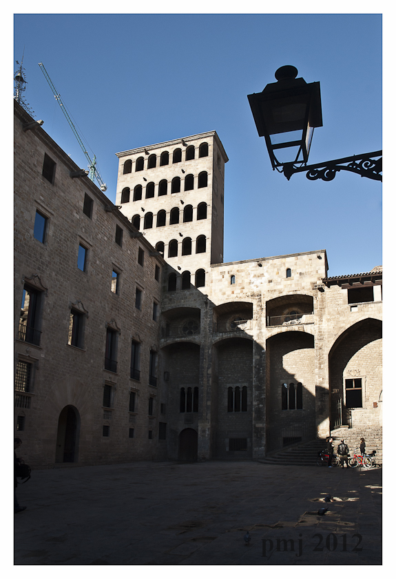 a intervalos: La plaza del Rey en Barcelona