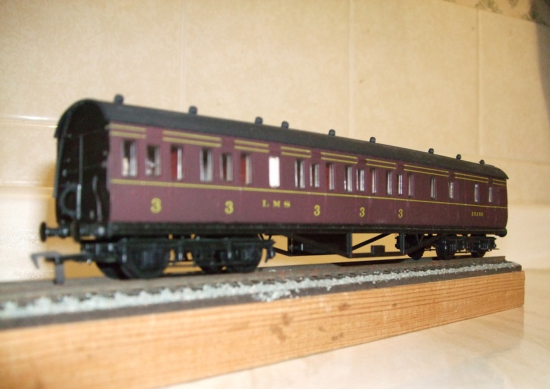 GEOFF TYLER - RAILWAY MODELLER: OO GAUGE -- LMS SUBURBAN COACH SET (4 ...