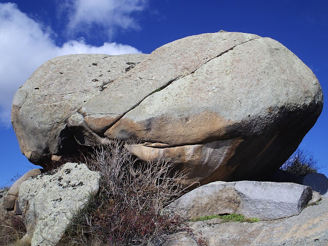 Mariano Serna - RASTRO SAGRADO RUPESTRE: EL CULTO Y LA ROCA
