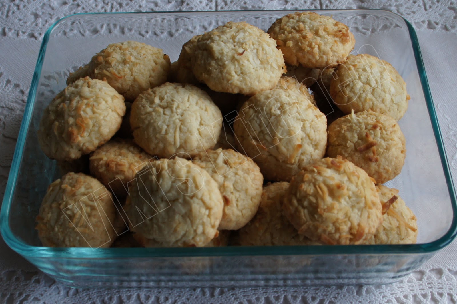 Viki 's Kitchen: Coconut cookies