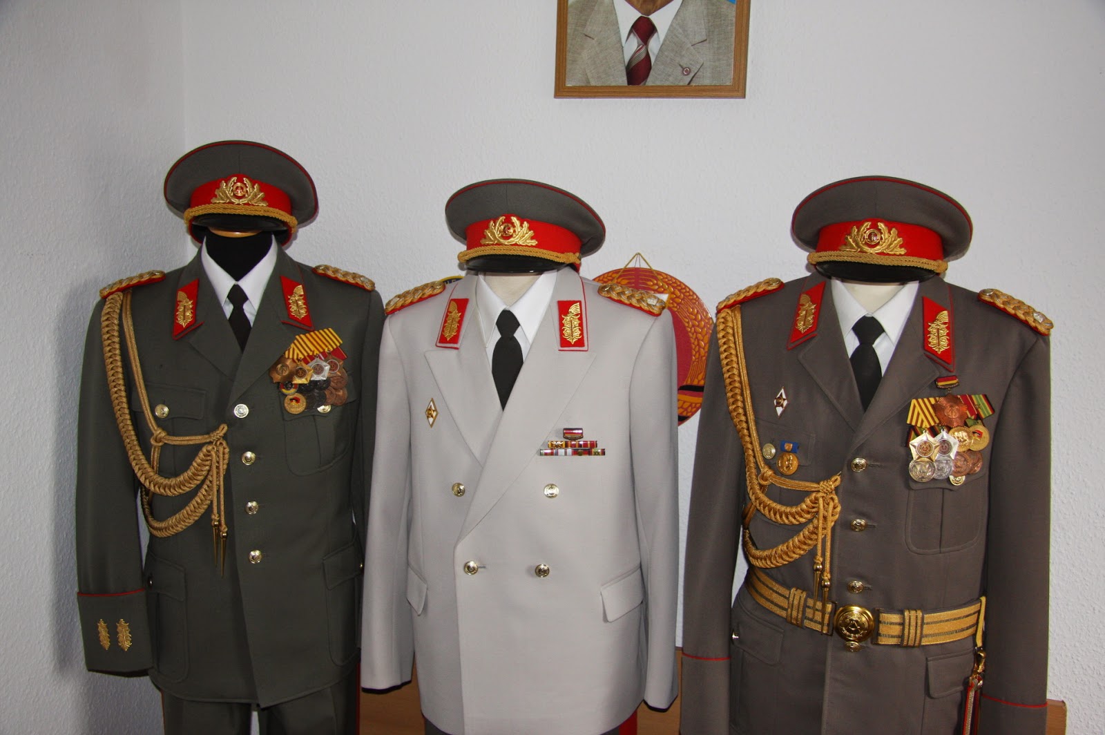 NVA general wearing Sovient Academy Badges - Wehrmacht-Awards.com ...