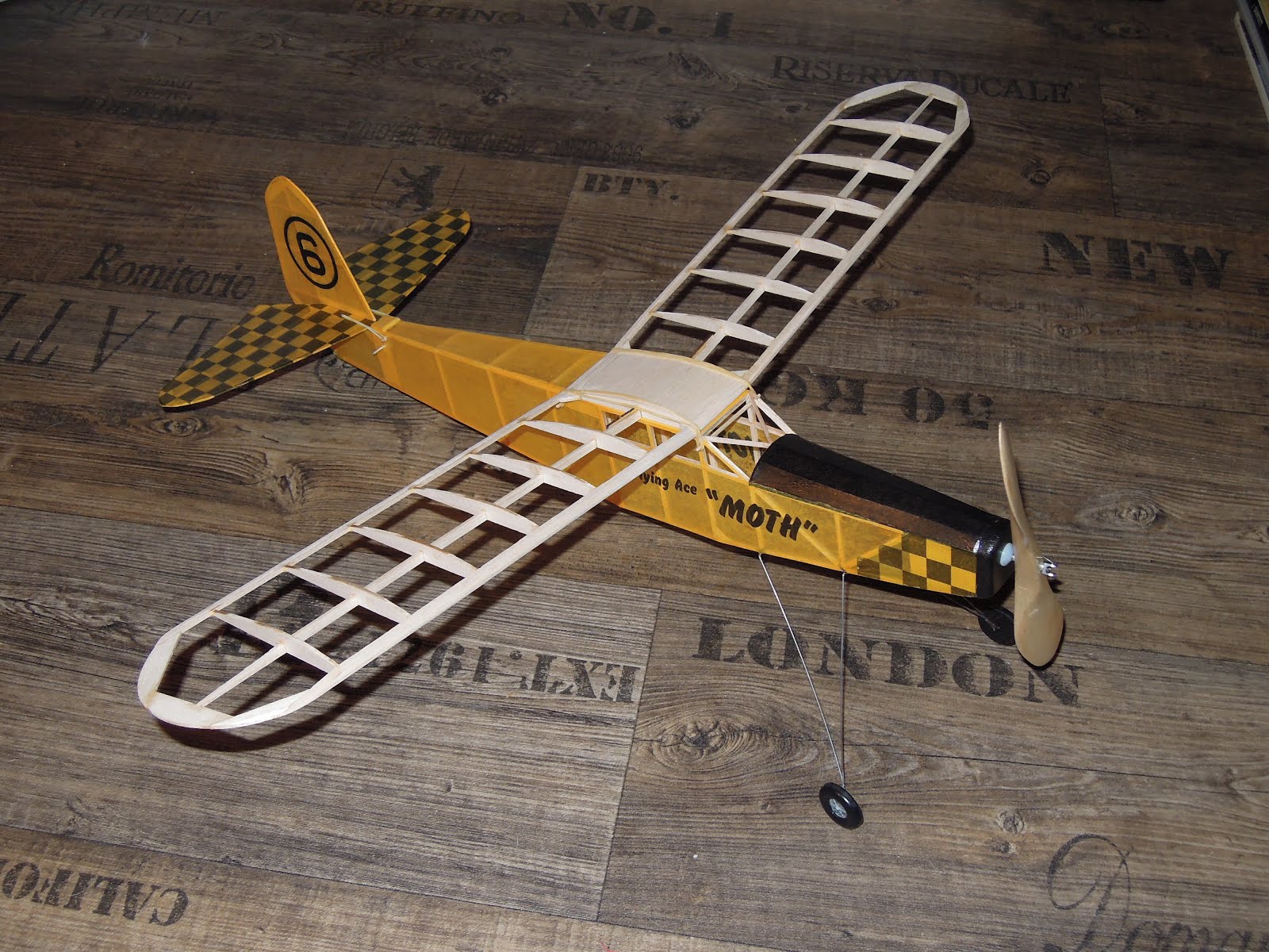 Stick 'n Tissue - Modélisme Vol Libre: Flying Aces Moth.