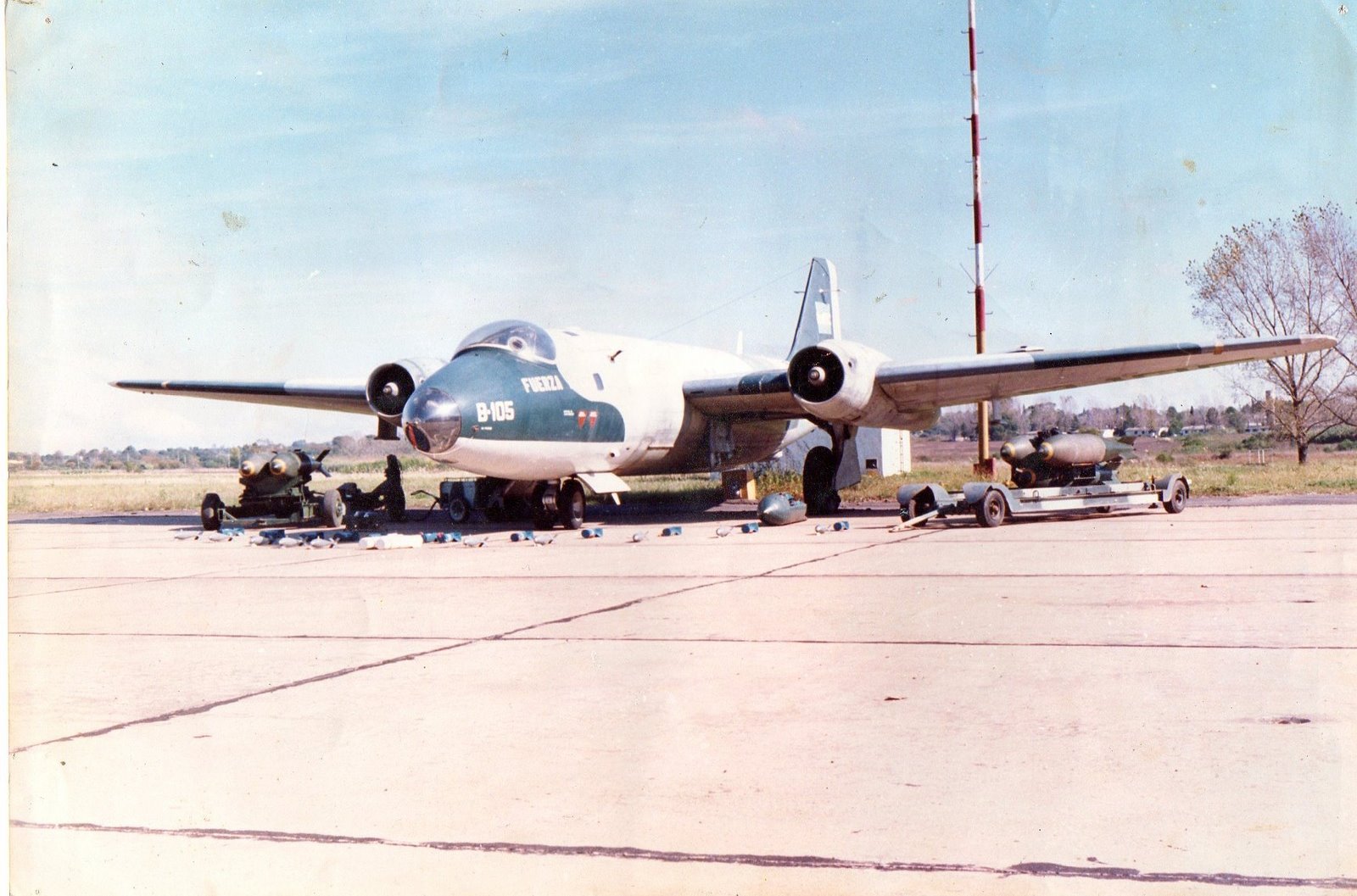 Arqueologia Aeronautica: ENGLISH ELECTRIC Bac B Mk.62 Canberra – Mat. B ...