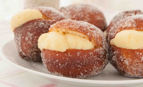 Bombas rellenas de crema pastelera fritas | Recetas de Cocina faciles.