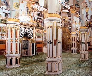 Mencari tempat solat di Raudhah untuk jemaah wanita.