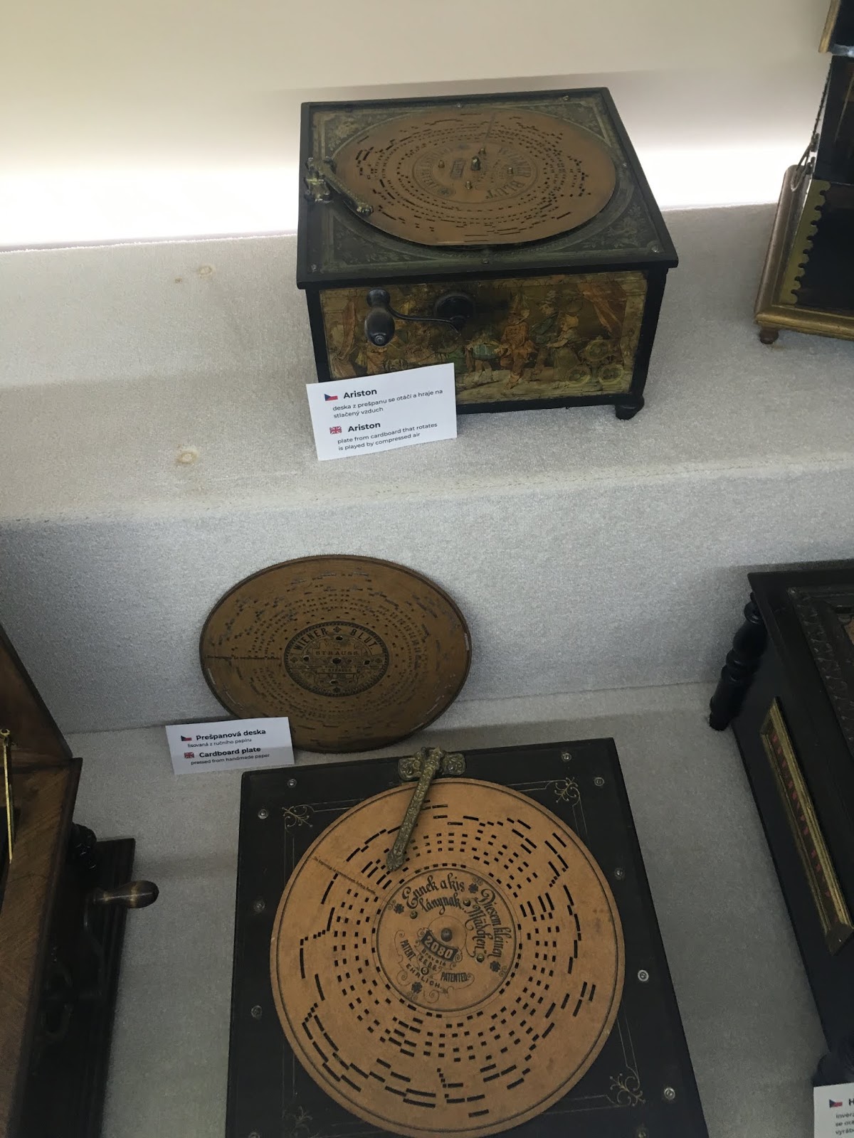 MuzGadgets: Pre-vinyl Recorded Music