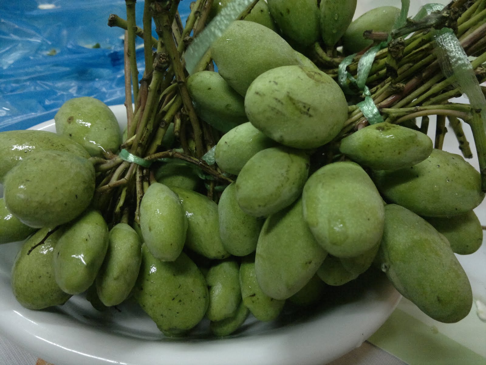 Pork in the Road: Pajo Mangoes ... Summer's Bunches of Happiness