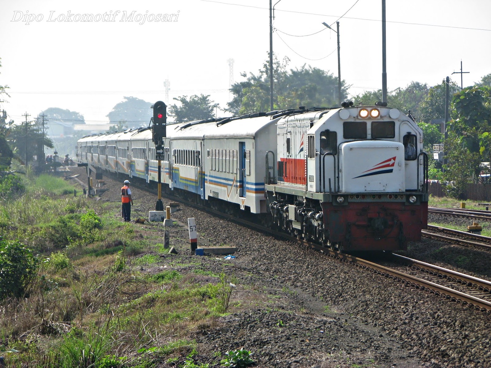 Kereta Api Indonesia: KA Sancaka Pagi Masuk Stasiun Mojokerto Menuju ...