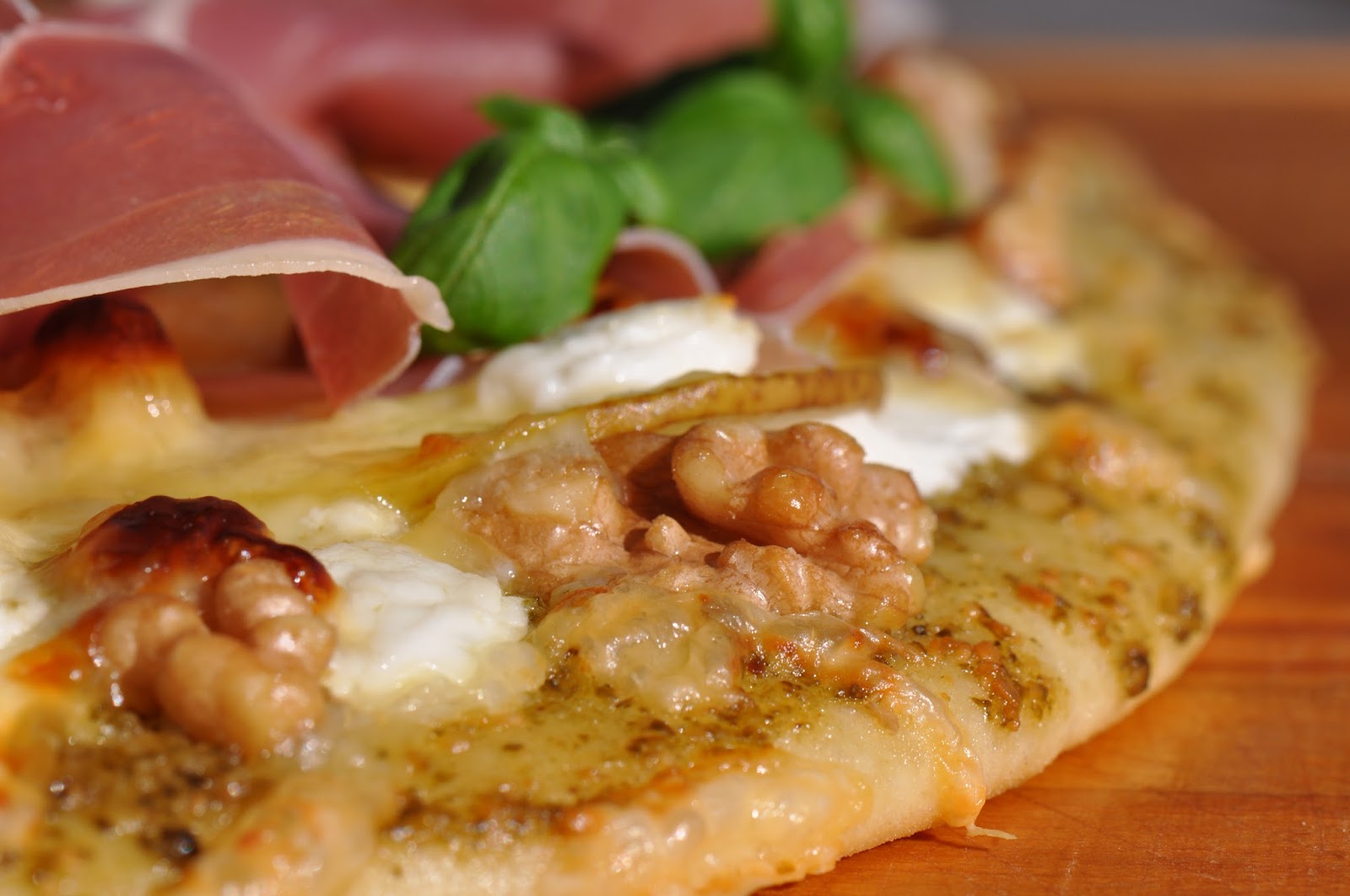 Kom til bords!: Pizza med chevre, valnøtter, pære og parmaskinke