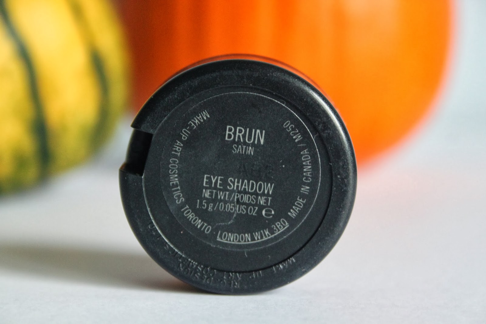 Catarina's Little Space: MAC Eye Shadow Brun(Satin) - Review and Swatch!