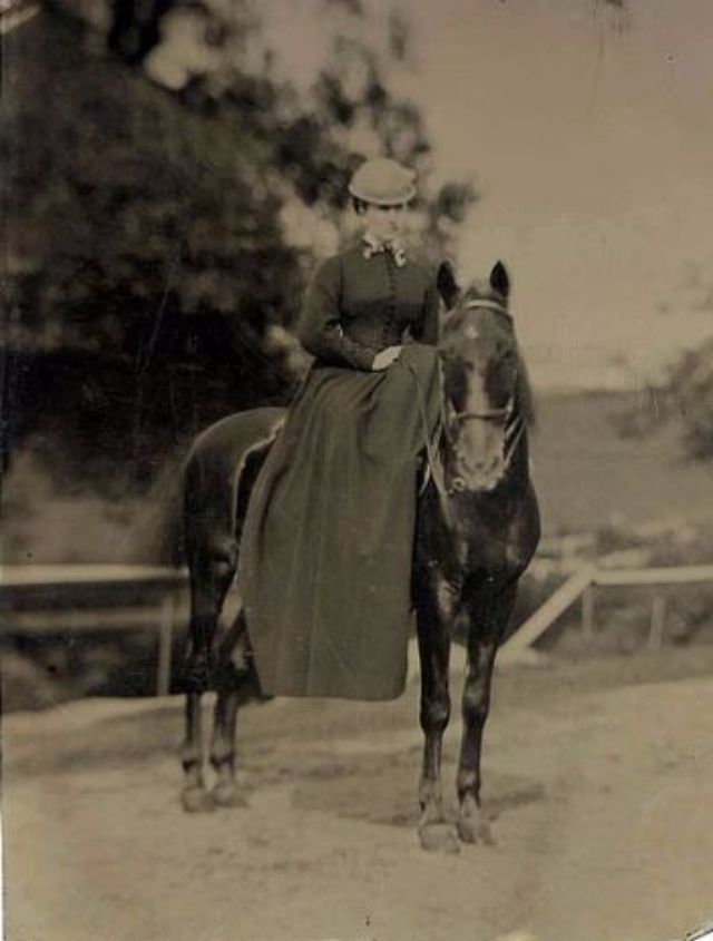 22 Amazing Vintage Photographs of Women Riding Side-Saddle From the ...