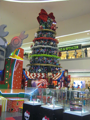 Life in the Philippines: 50 ft. christmas tree at MOA