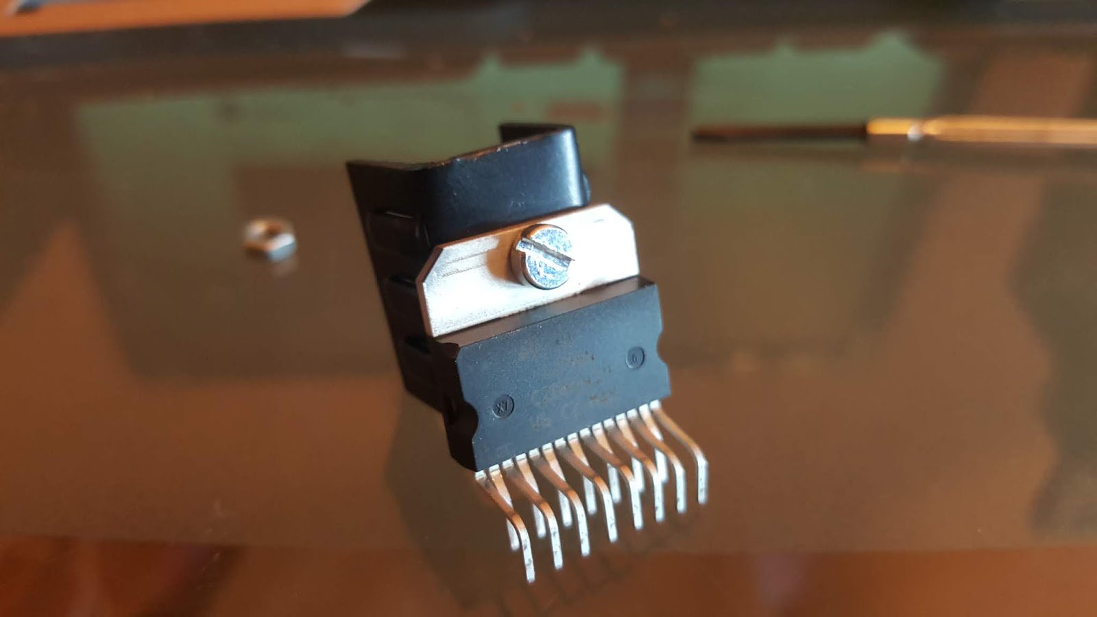 Integrisana kola za kontrolu i pobudu DC motor