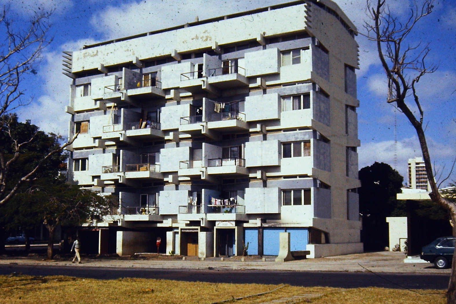 Pancho Guedes - Lojas no lugar dos pilotis - Prometheus em Maputo