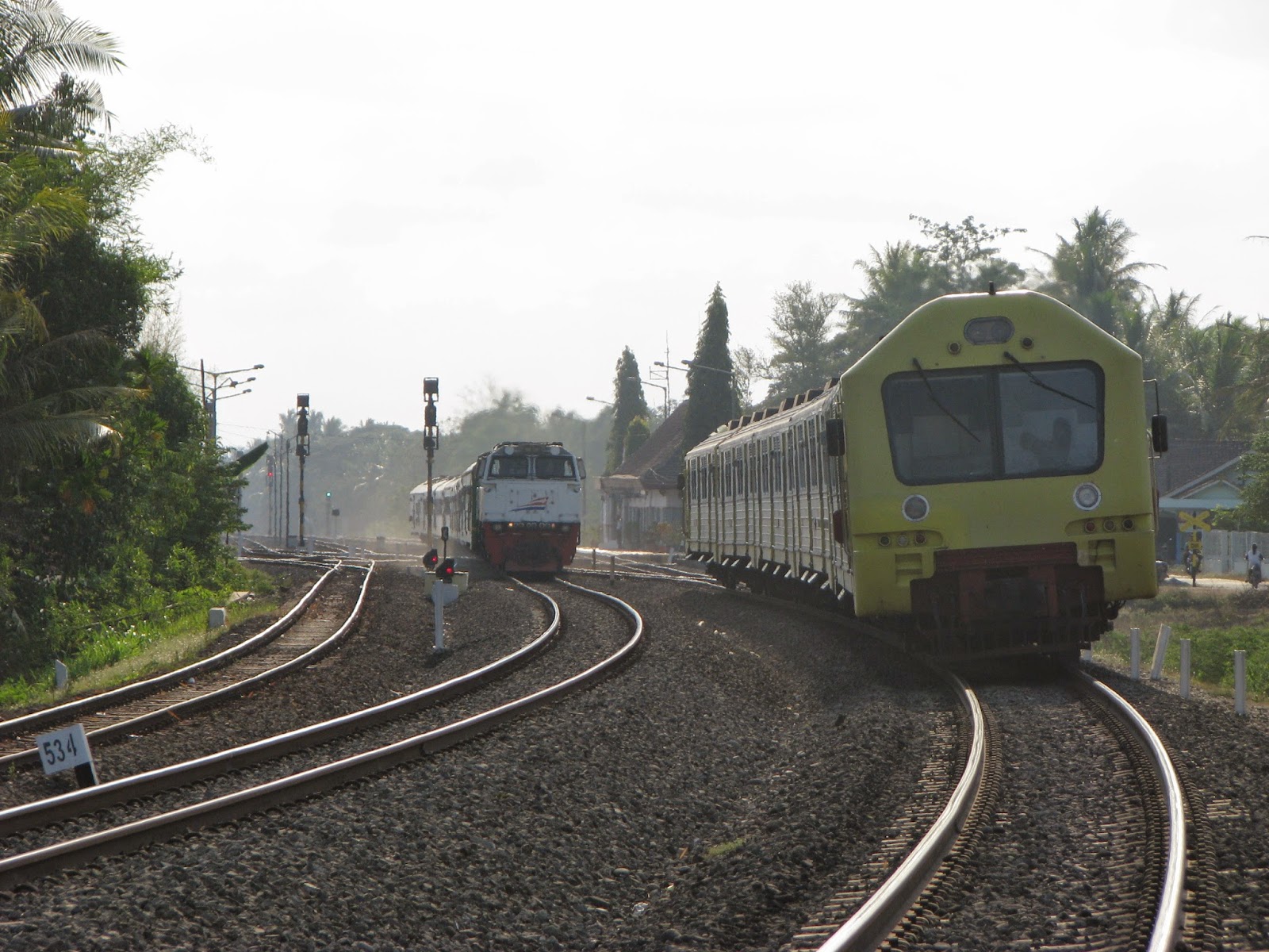 Kereta Api Indonesia: Persilangan Antara Rangkaian Kereta Api Argo ... Kereta Api Indonesia: Persilangan Antara Rangkaian Kereta Api Argo ...