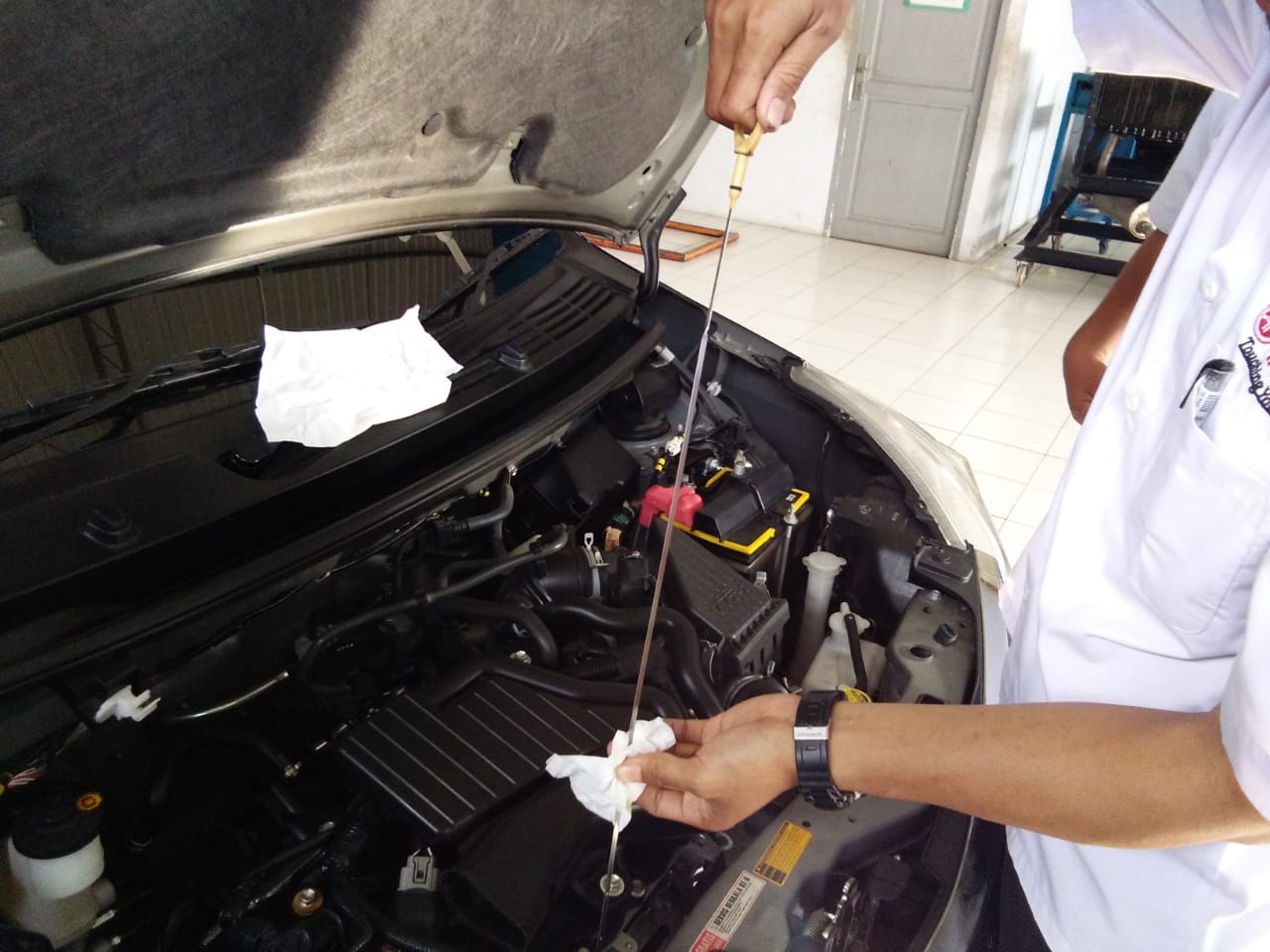 Jangan Salah, Ini Cara Benar Menilik Kwalitas Dan Kwantitas Oli Mesin