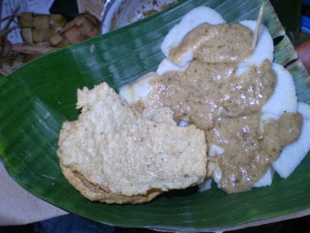 Resep Sedap Cabuk Rambak, Ketupat Dengan Saus Wijen - Aneka Resep ...