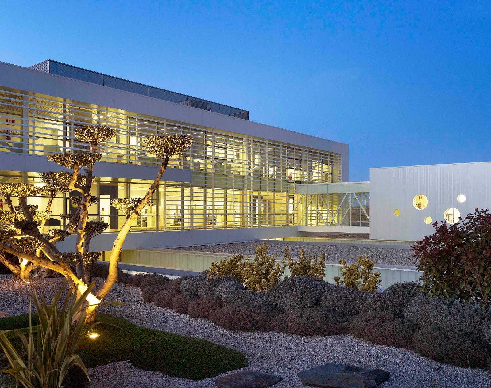 EDUARDO FERNANDEZ ARQUITECTO: EDIFICIO DE LABORATORIOS EN ALCALÁ DE HENARES