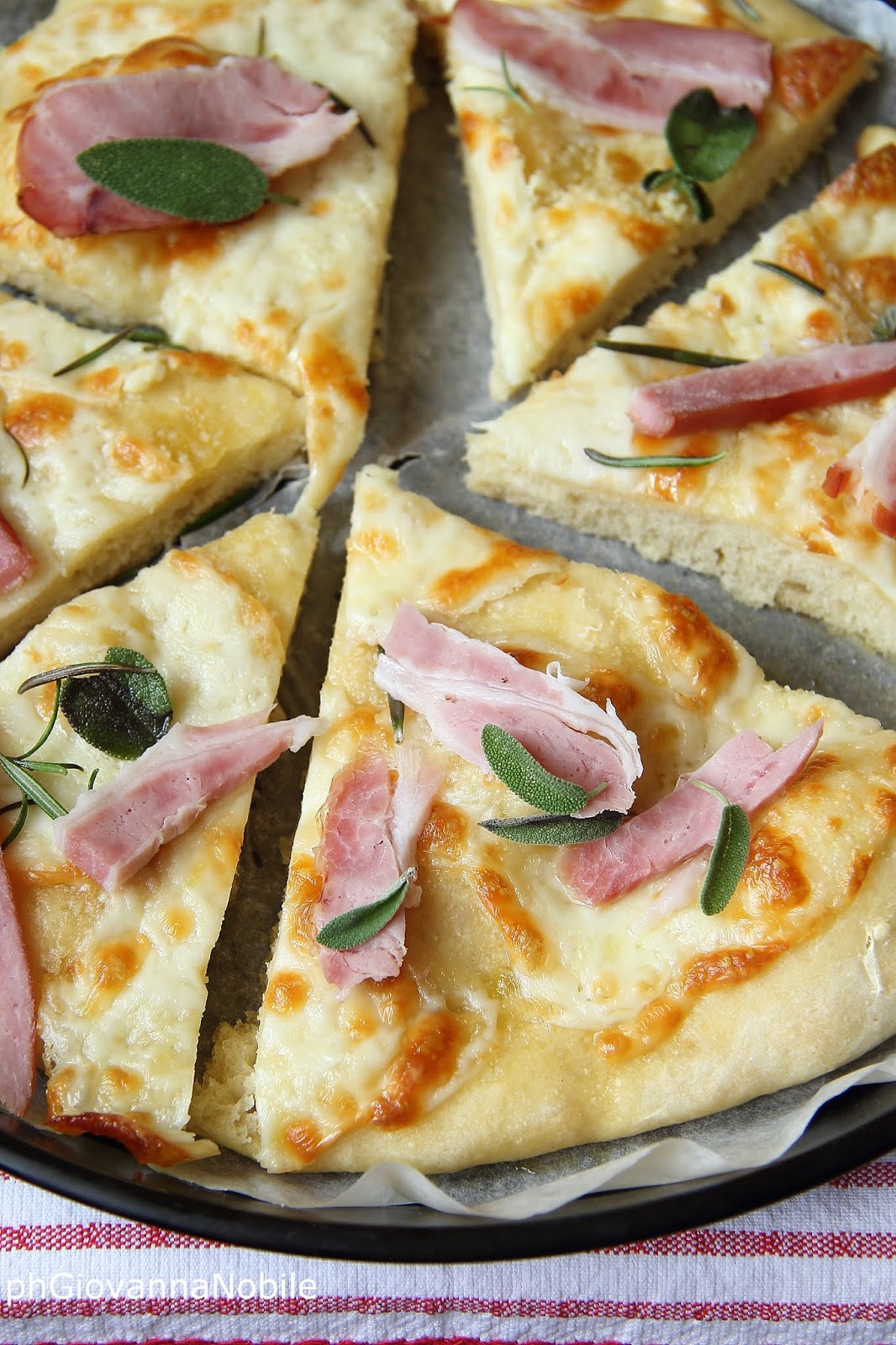 Pizza di grano kamut con bacon Lenti, scamorza ed erbe aromatiche - la ...