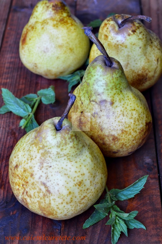 Pere in vin alb cu sofran si cardamom - CAIETUL CU RETETE