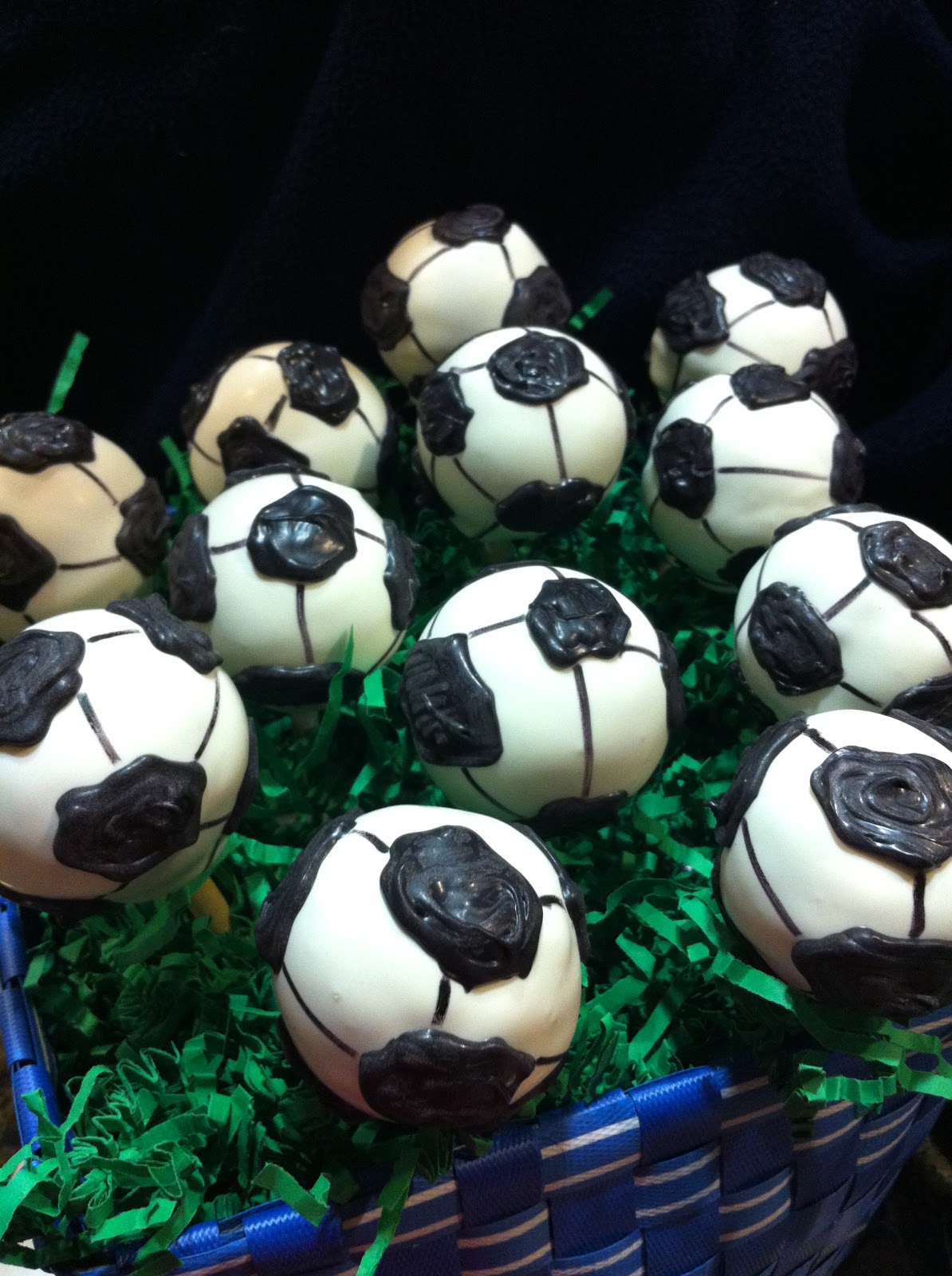 Cake Pop Queens: Soccer Cake pops