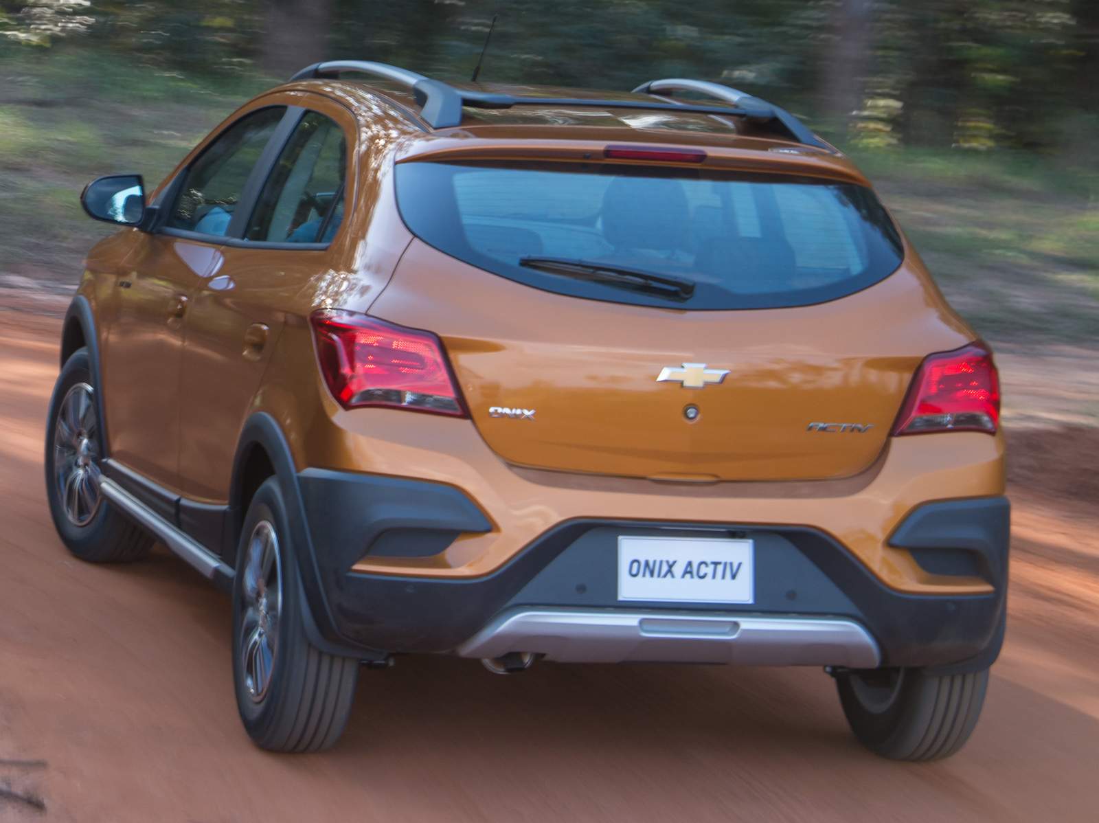 Chevrolet Onix Activ 2017: vídeo, preço, consumo e detalhes
