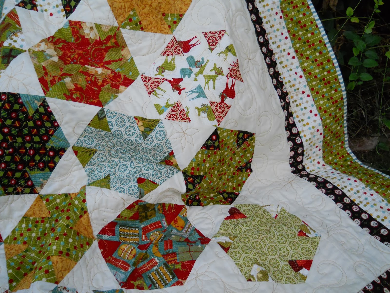 Polka Dot Quilter: Finished Jovial Christmas Quilt!