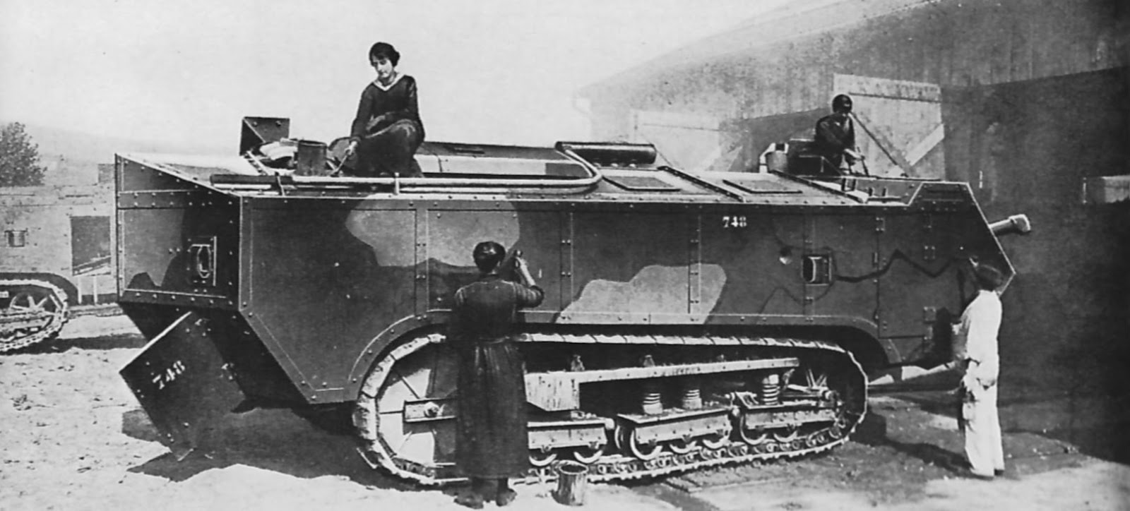 Le char d'assaut Saint-Chamond.