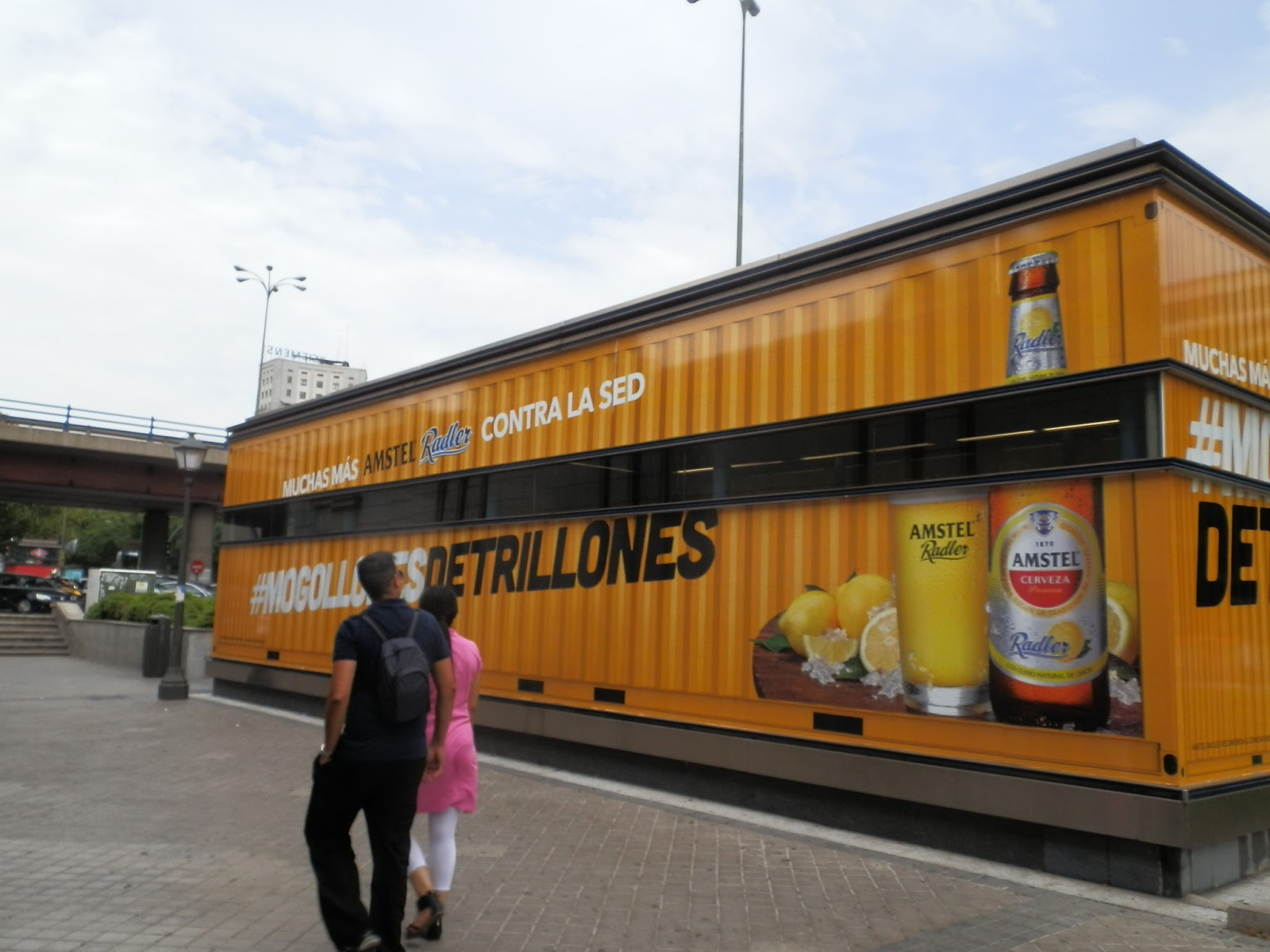 UN CONTENEDOR CON CERVEZA EN MADRID
