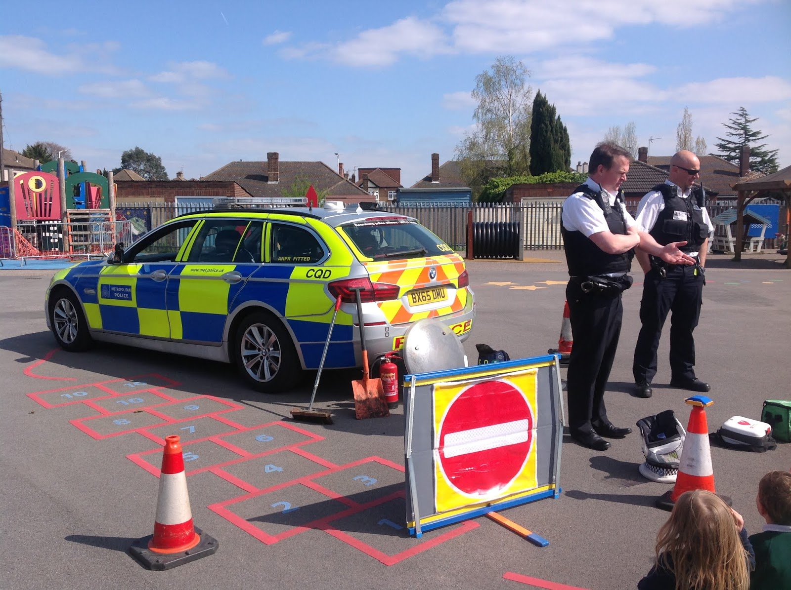 Suttons Primary School: Police visit Reception!