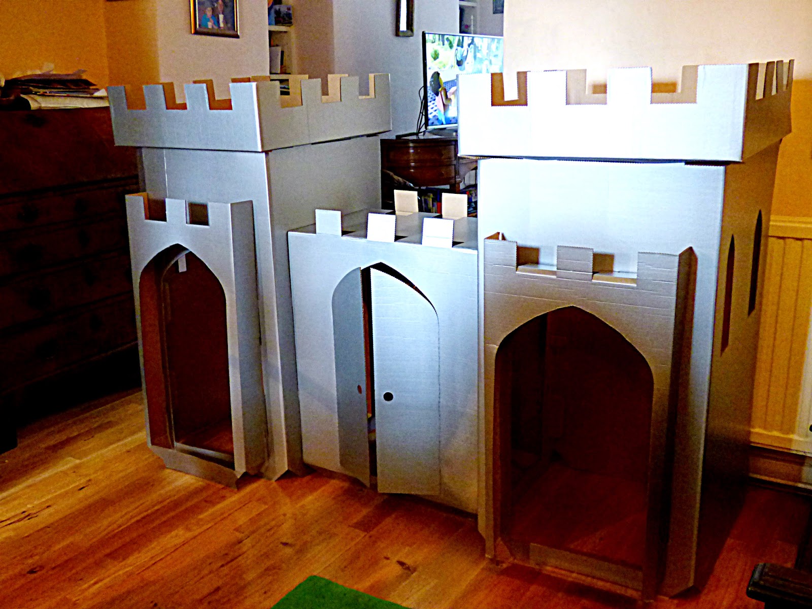 Chez Maximka: Kid-Eco Cardboard Castle
