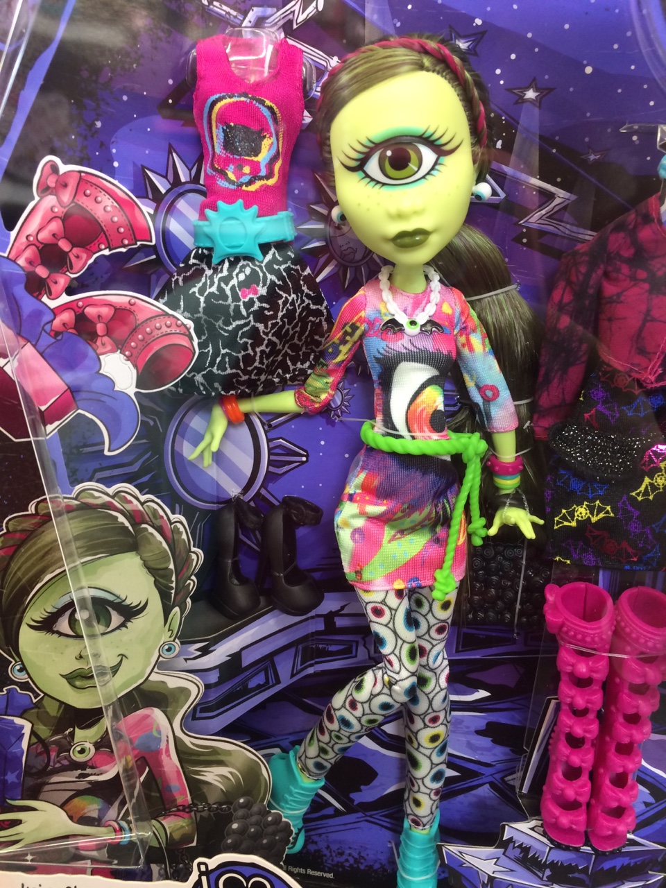 Todo sobre Monster High: Ya esta a la venta la muñeca Iris Clops - I ...