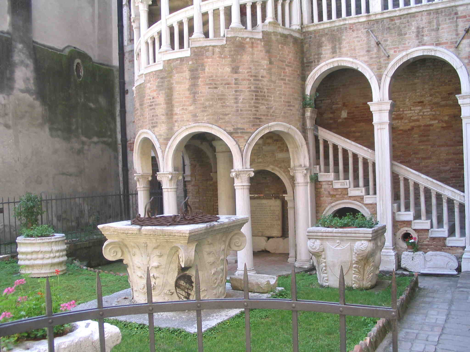 De qua e de la: LA SCALA CONTARINI DEL BOVOLO