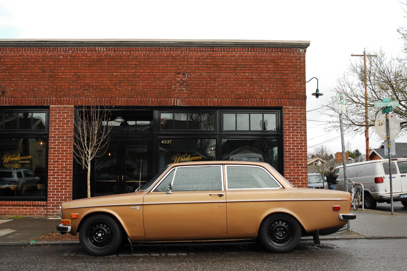 OLD PARKED CARS.: 1971 Volvo 142E.