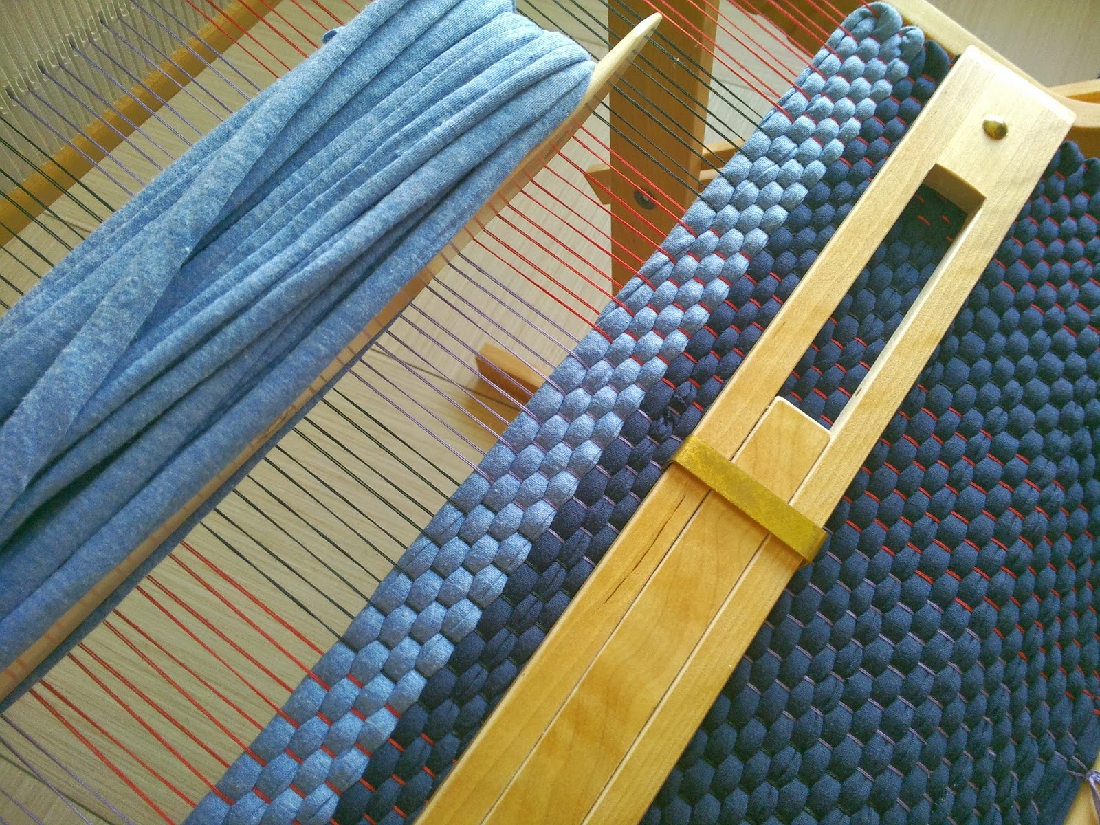 Weaving, knitting, crocheting...: Blue rag rug