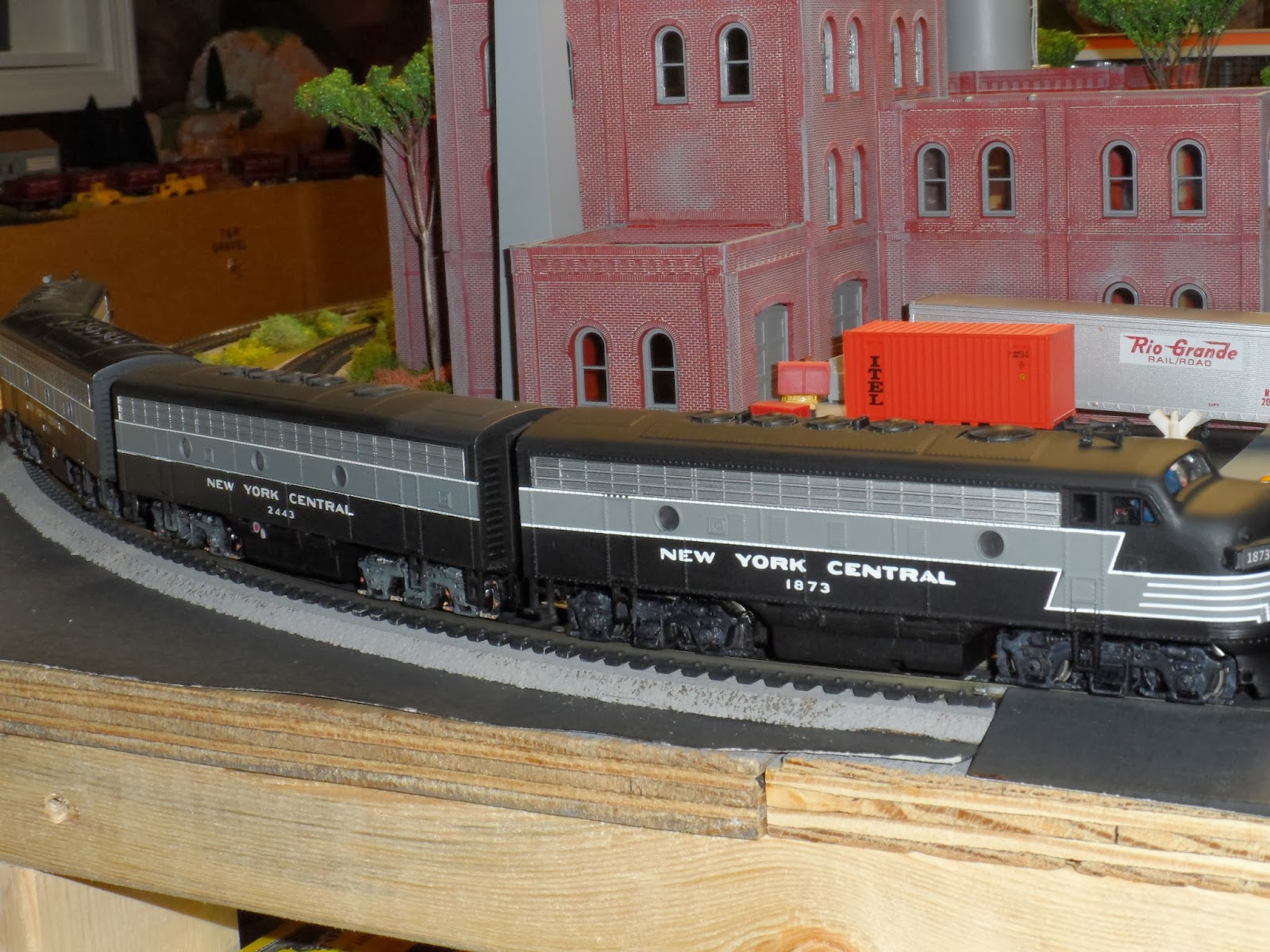New York Central Train Layout: New York Central F7 A-B-B-A Conversion