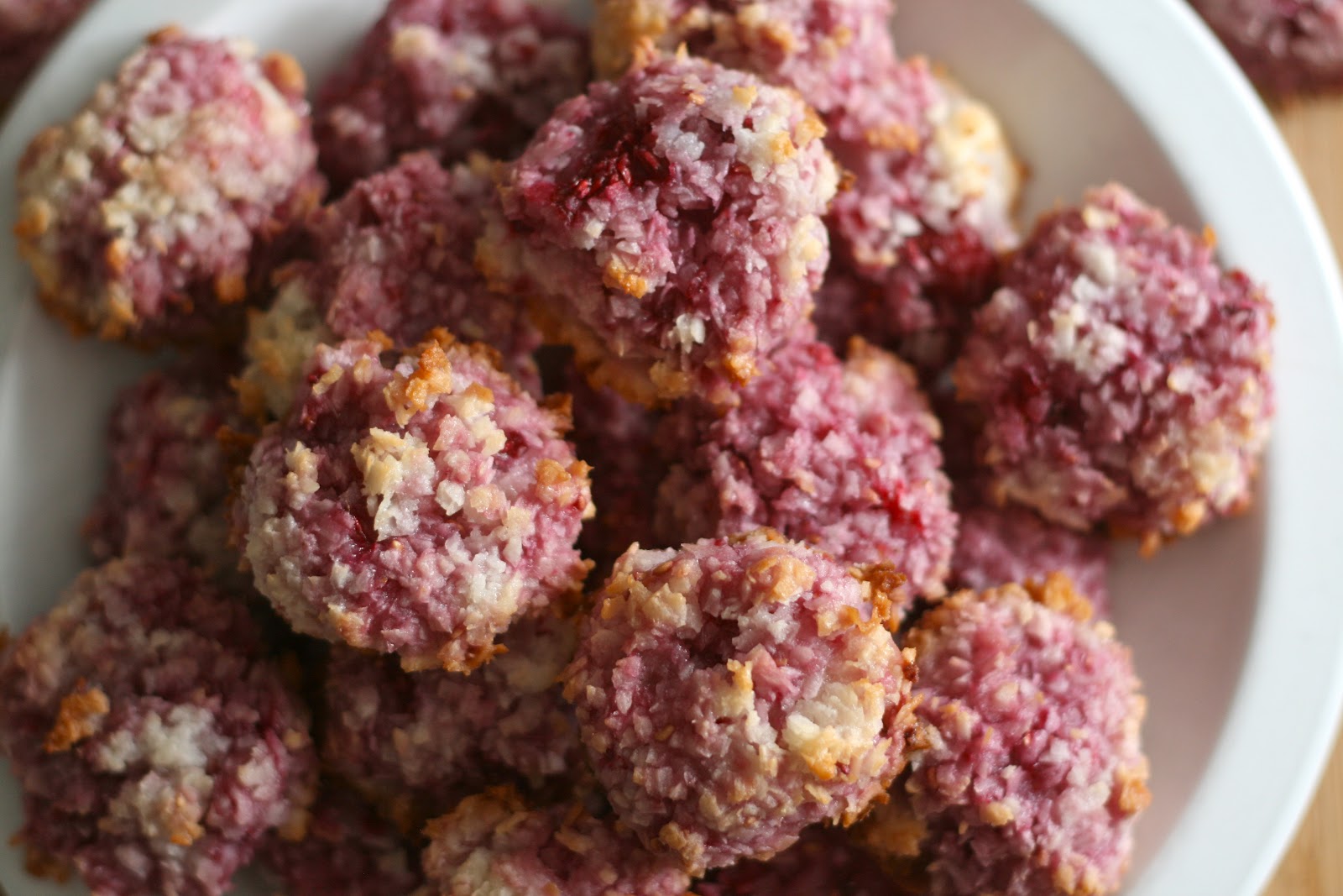 Bake - a - holic: Raspberry Coconut Macaroons