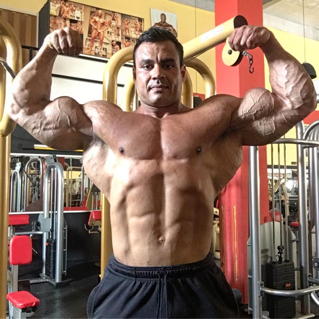 Muscle Lover: Brazilian muscle giant James Bondi