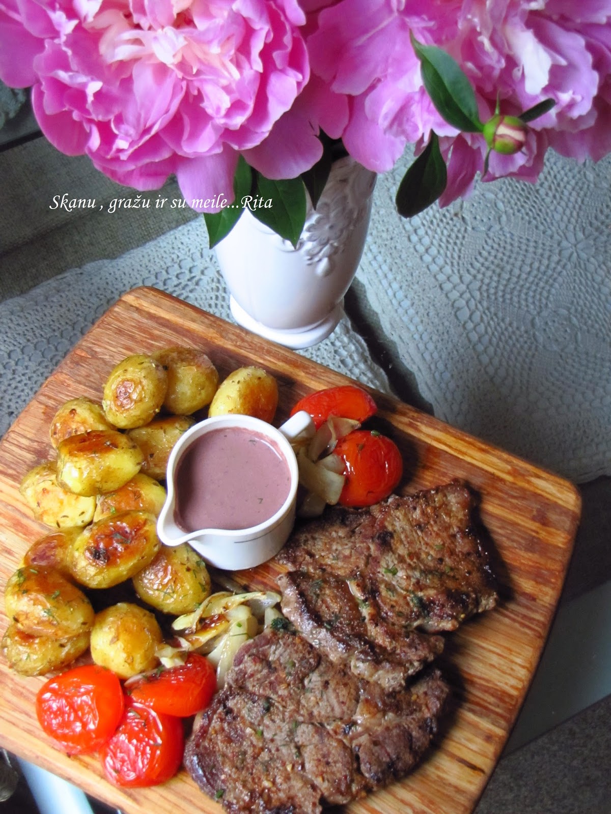 Ritos receptai : Jautienos steikas su vyno padažu