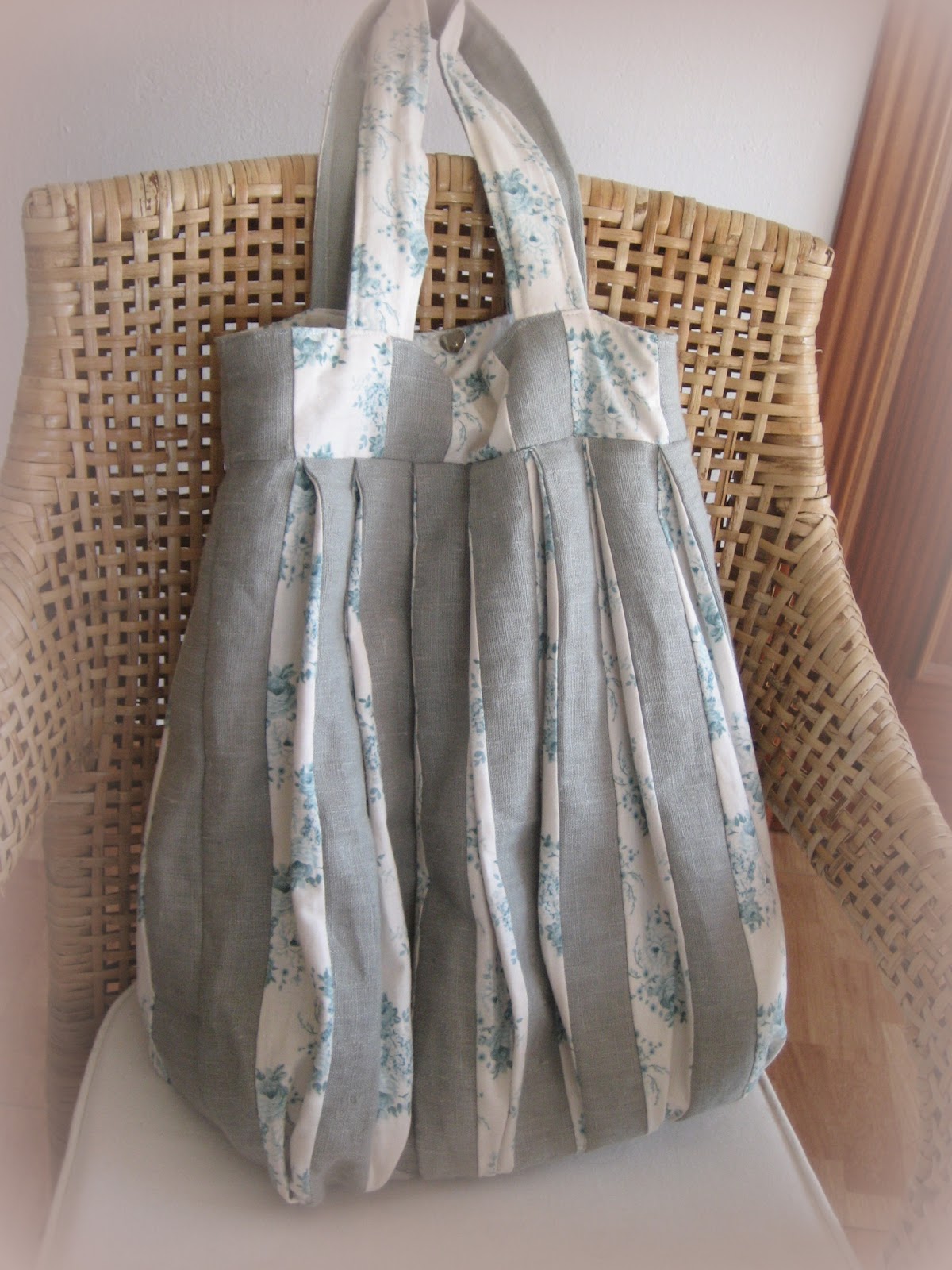 El patchwork me pone: Bolso en lino y tela de algodón con costurero a juego