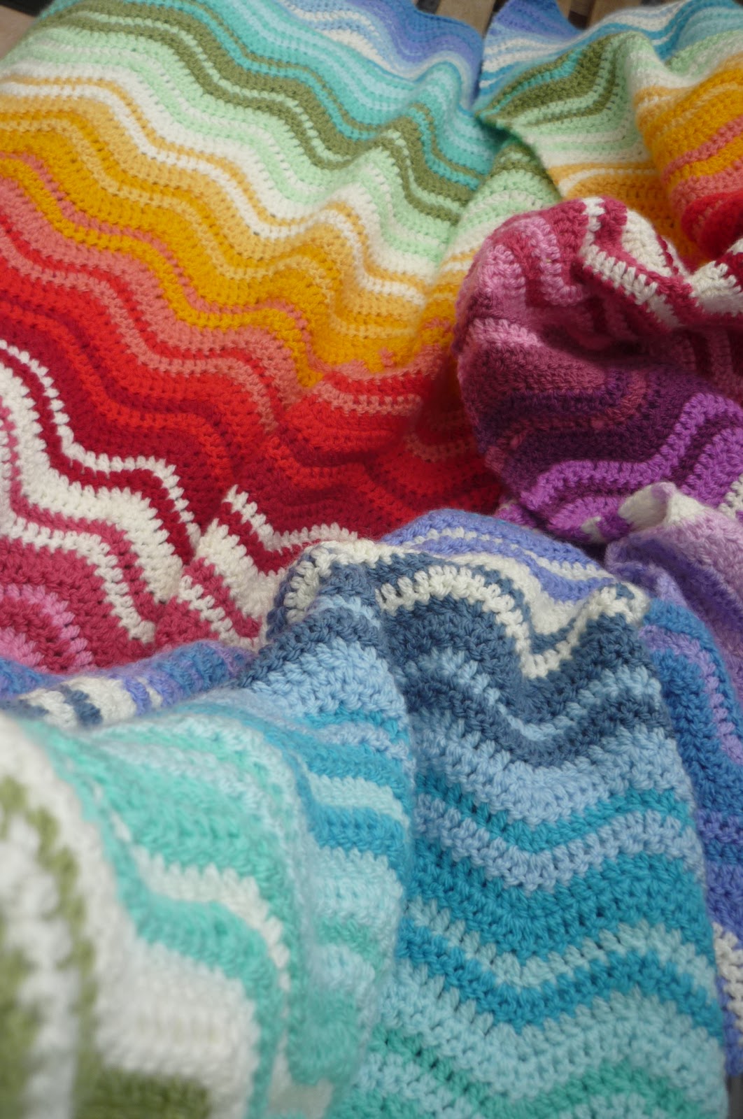 KnitKnatKnotUK: Rainbow Ripple Throw .... done!