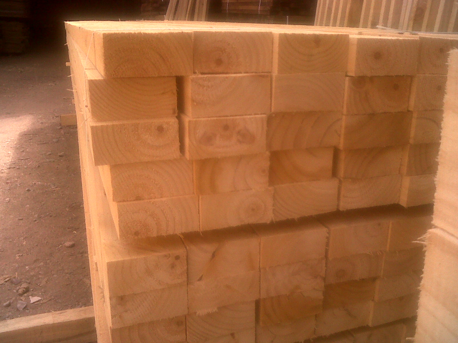 COMERCIAL RIO CAUTIN: PINO INSIGNE EN BRUTO Y CEPILLADA