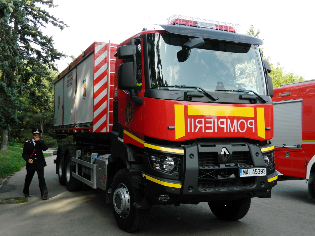 LA MULTI ANI, ROMANIA!: Masini de pompieri in Parcul Carol