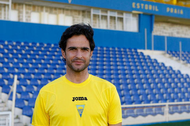 Hugo Leal assina pelo Estoril