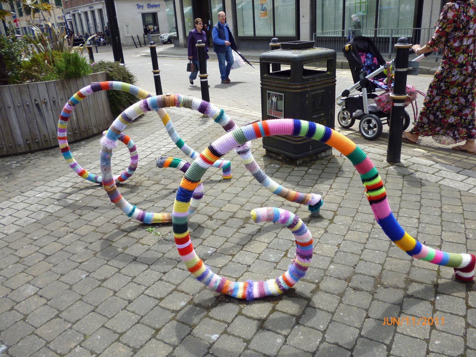 If It's Hip, It's Here (Archives): Yarn Bombing: Guerilla Knitters ...