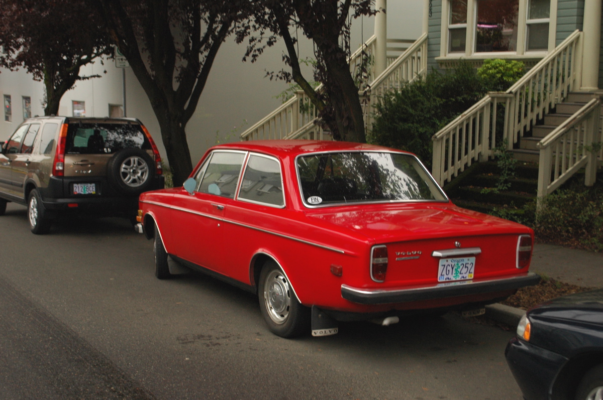 OLD PARKED CARS.: 1969 Volvo 142S.