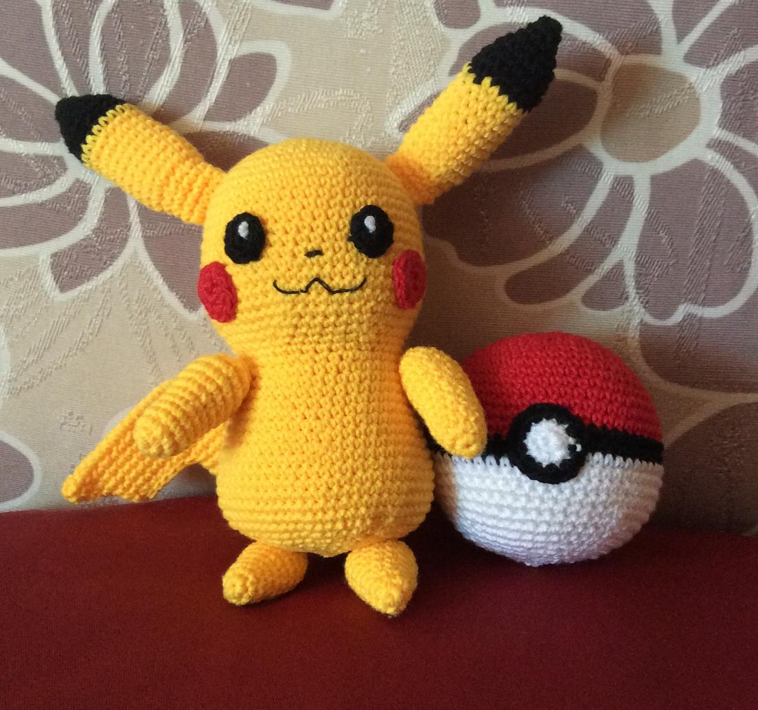 The Moody Homemaker: Crochet / Amigurumi Pikachu & Pokéball