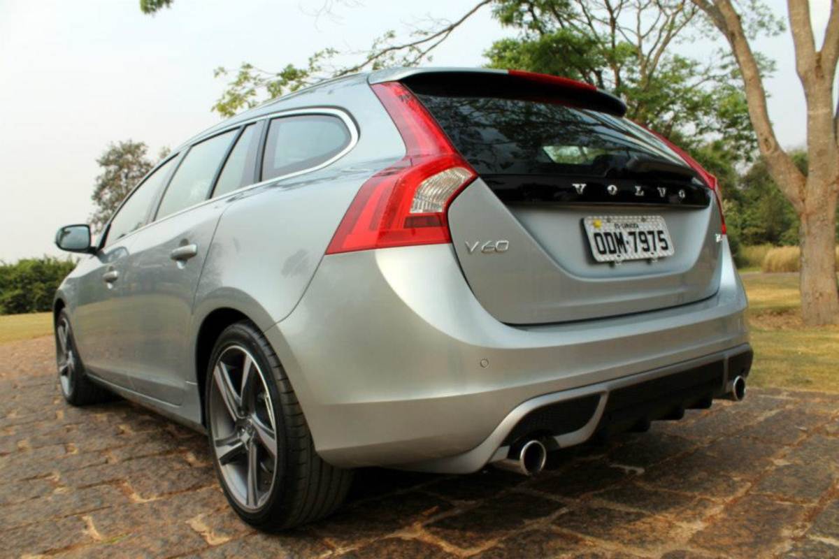 Linha Volvo 60 T5: motor e transmissão automática são novos
